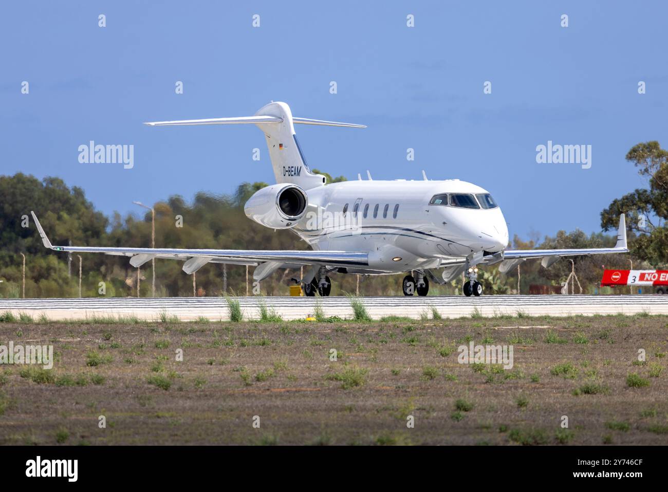 Bombardier Challenger 300 (BD-100-1A10) (REG: D-BEAM) turning a 180 ...