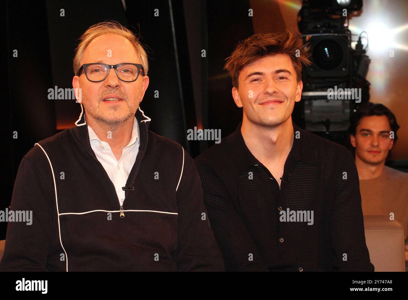 Olli Dittrich und sein Sohn Jonathan Henrich zu Gast bei der NDR Talk Show am 27.09.2024 in ...