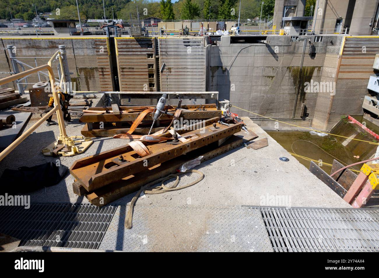 Lock chamber chambers hi-res stock photography and images - Alamy