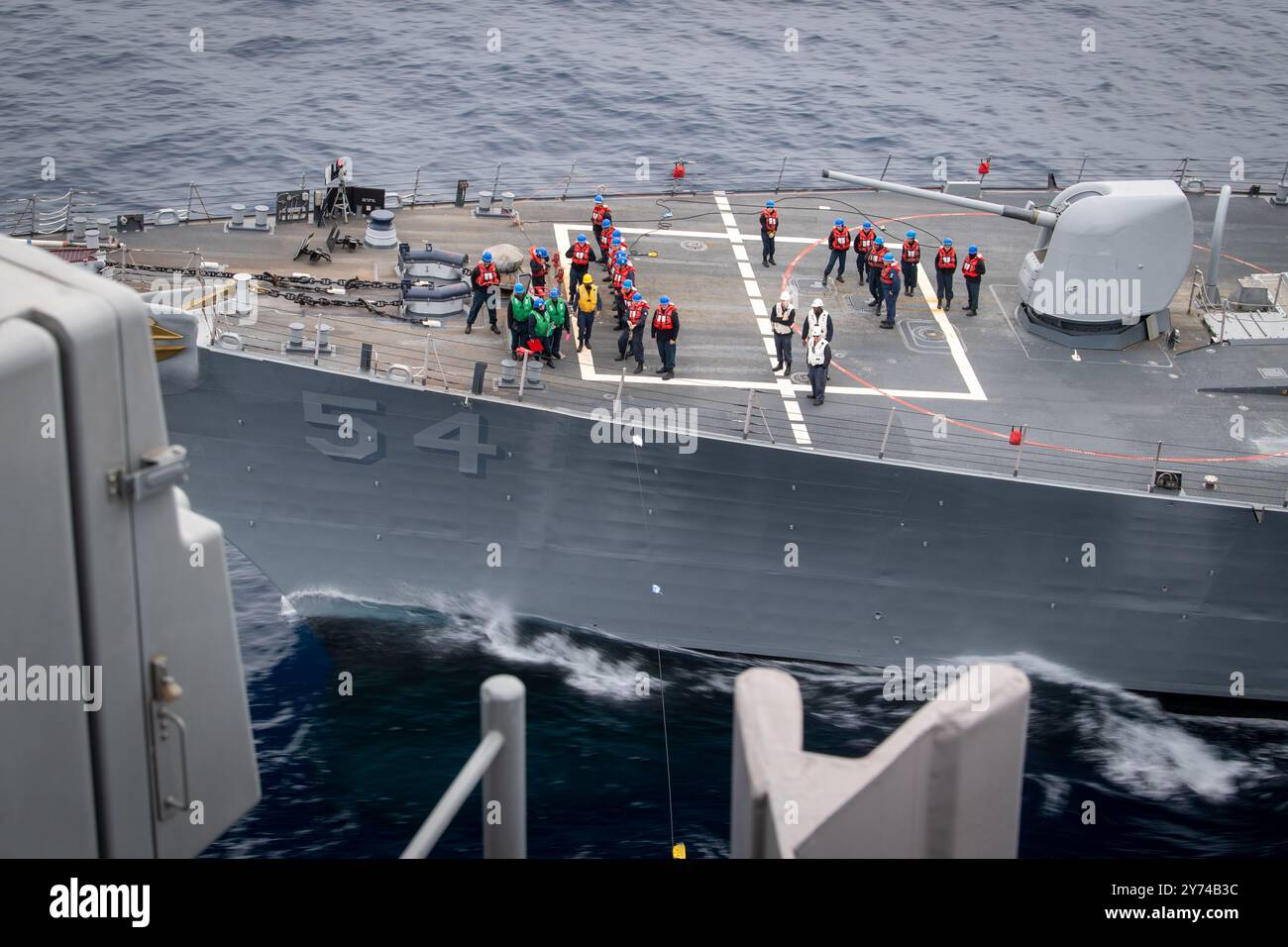 Sailors hold the phone and distance line on the foc’s’le of the Arleigh ...
