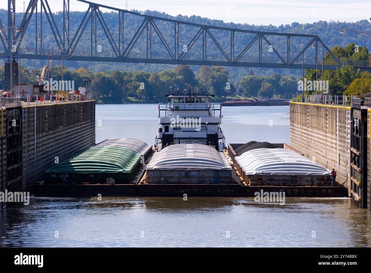 A tow enters the auxiliary lock chamber at Hannibal Locks and Dam on ...