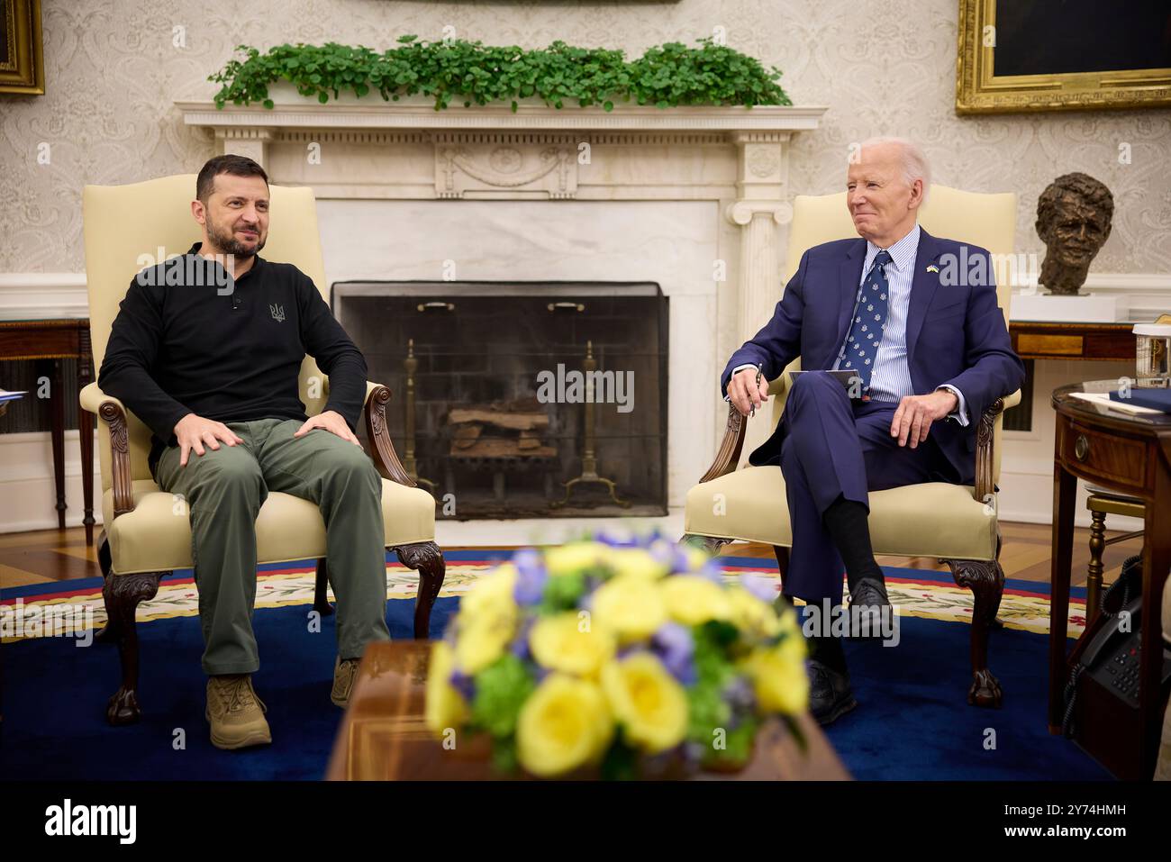 President of Ukraine Volodymyr Zelensky met with President Joe Biden ...