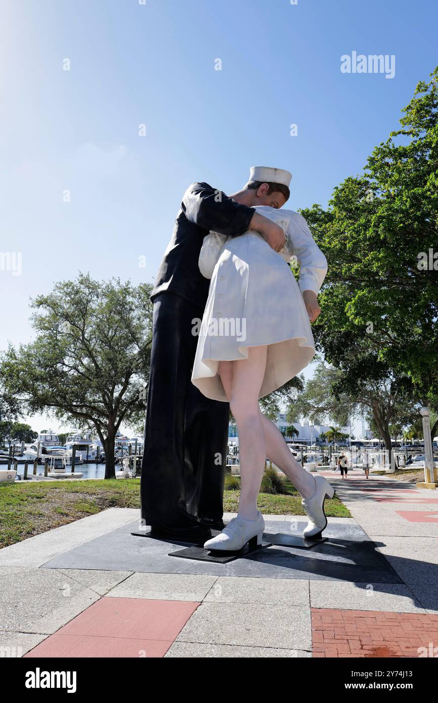 The "Unconditional Surrender" statue in Sarasota captures a sailor ...