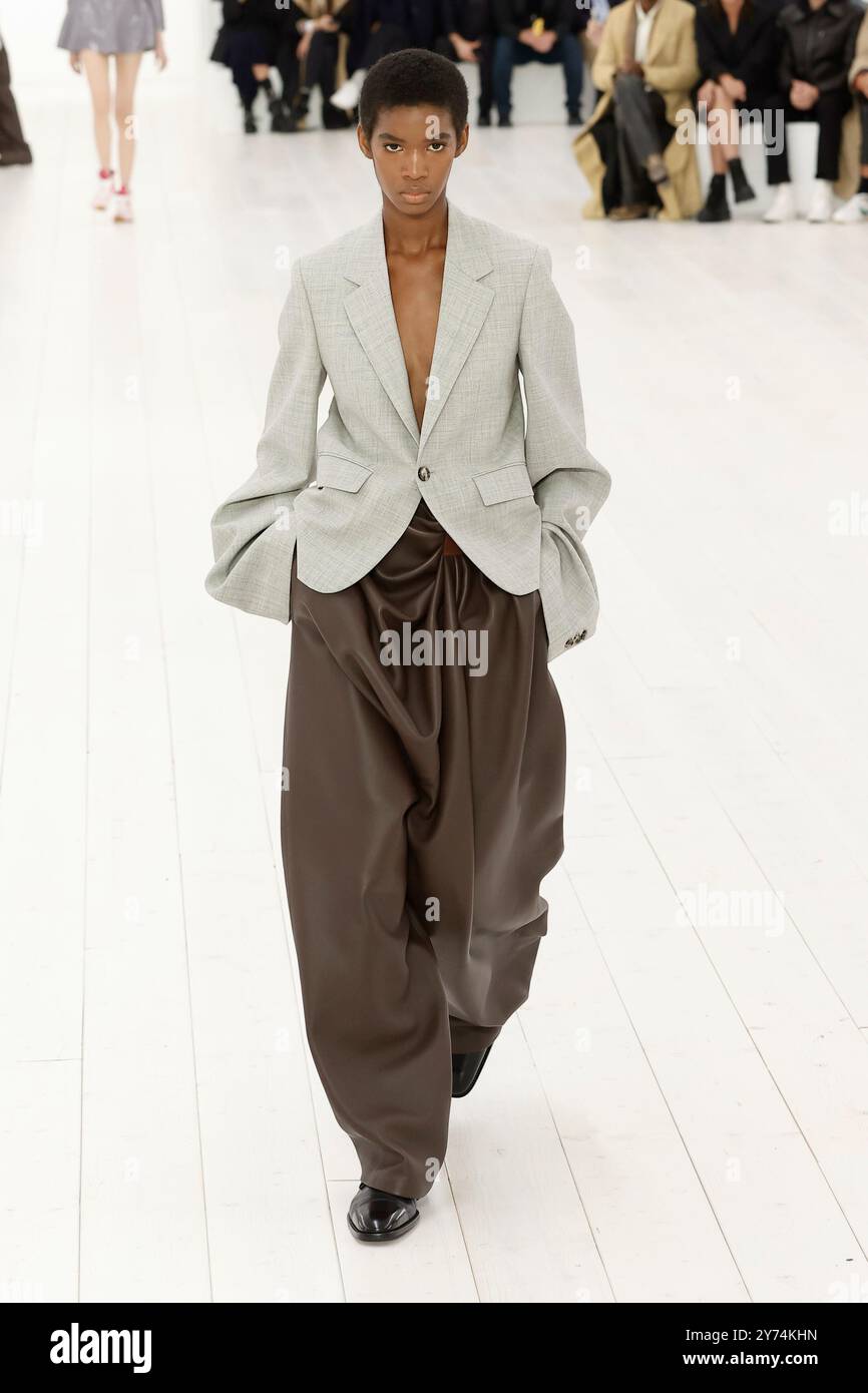 Loewe spring 2025 runway hi-res stock photography and images - Alamy