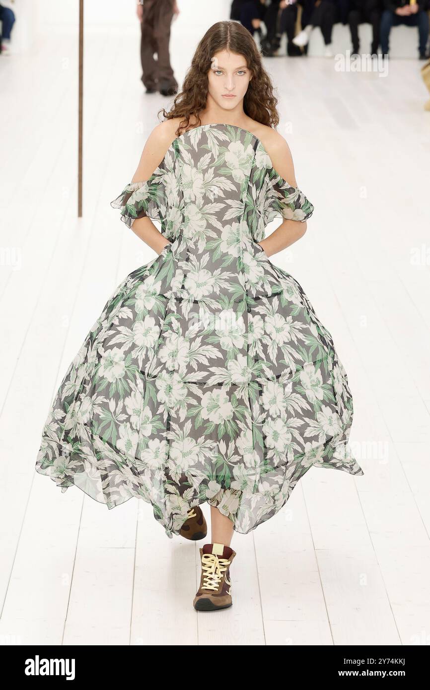 Loewe spring 2025 runway hi-res stock photography and images - Alamy