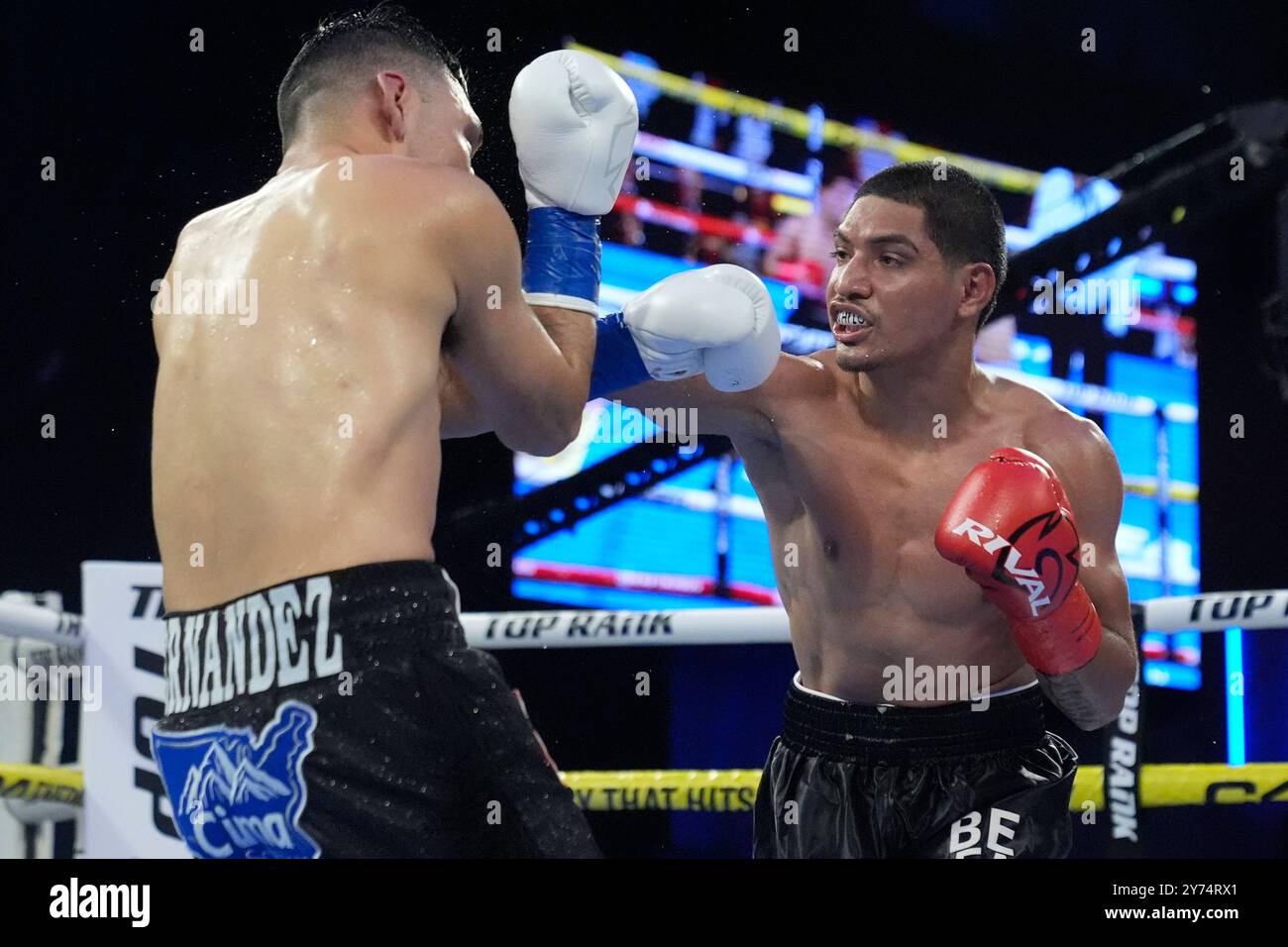 Floyd Diaz, right, punches Mario Hernandez, left, during their ...
