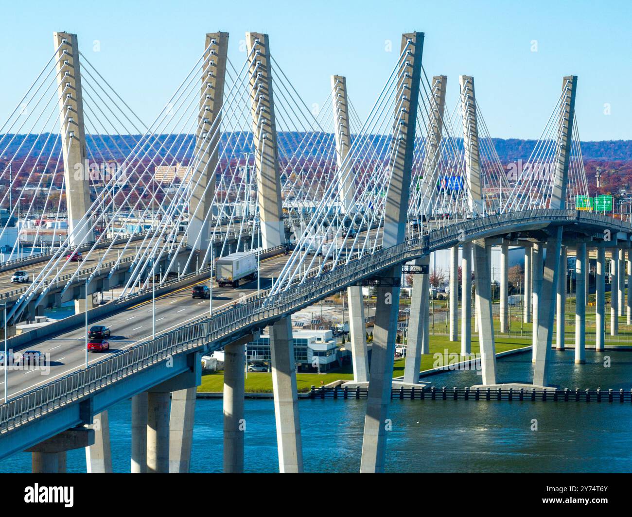 Aerial view of the New Goethals Bridge, spanning Arthur Kill strait ...