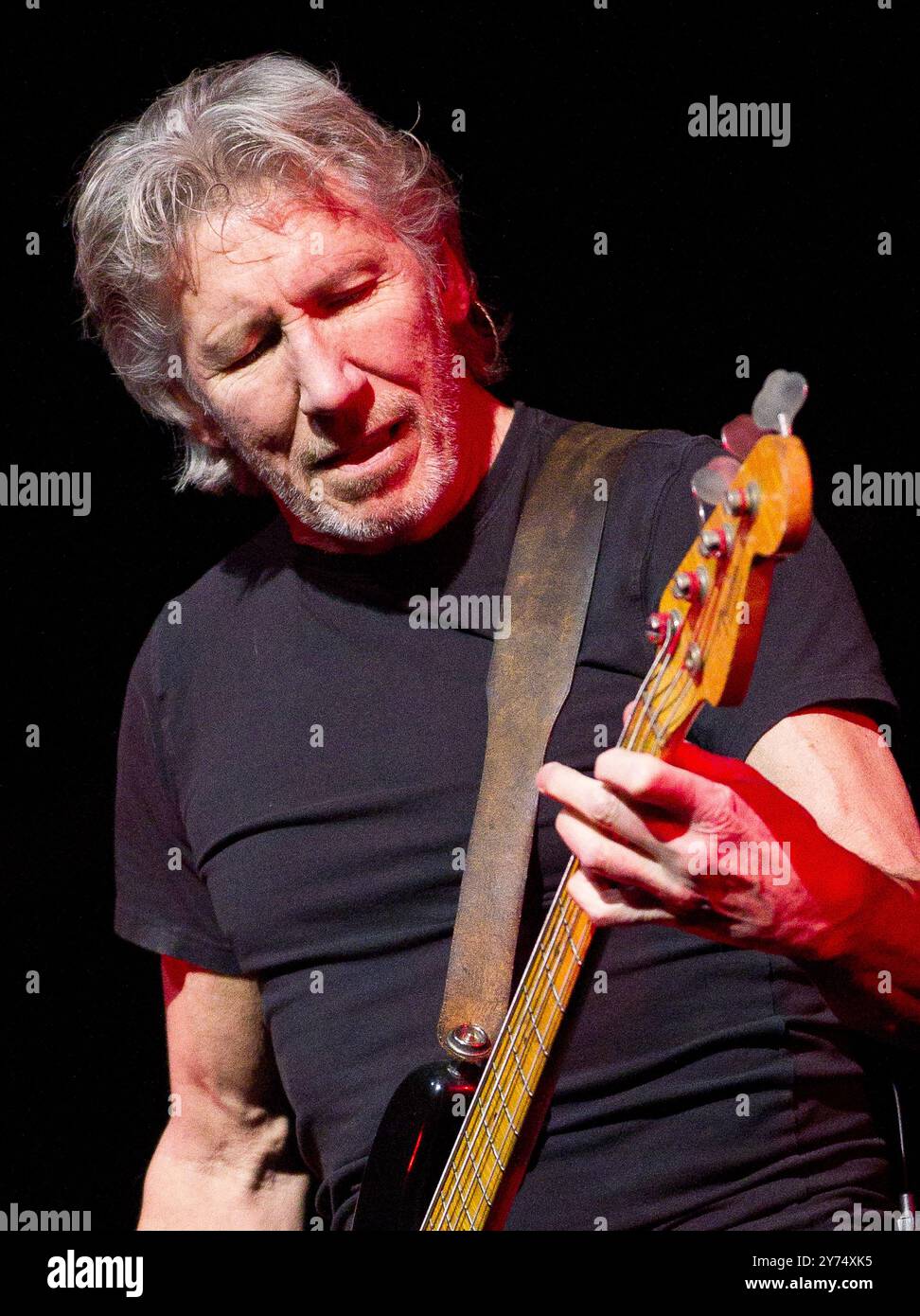 Roger Waters performs Pink Floyd's 'THE WALL' Live at MGM Grand Garden ...