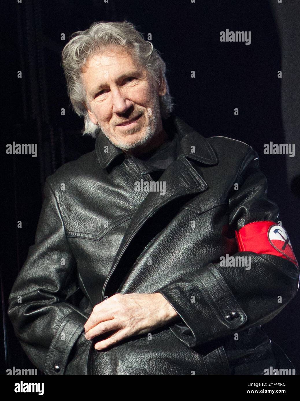 Roger Waters performs Pink Floyd's 'THE WALL' Live at MGM Grand Garden ...