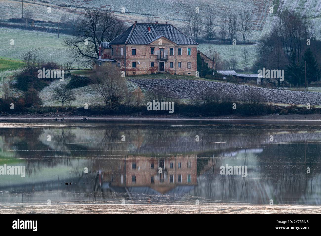 Old house by the lake hi-res stock photography and images - Alamy