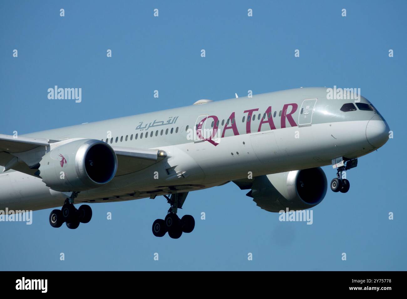 Landing Boeing 787-9 Dreamliner Plane operated Qatar Airways Airline ...