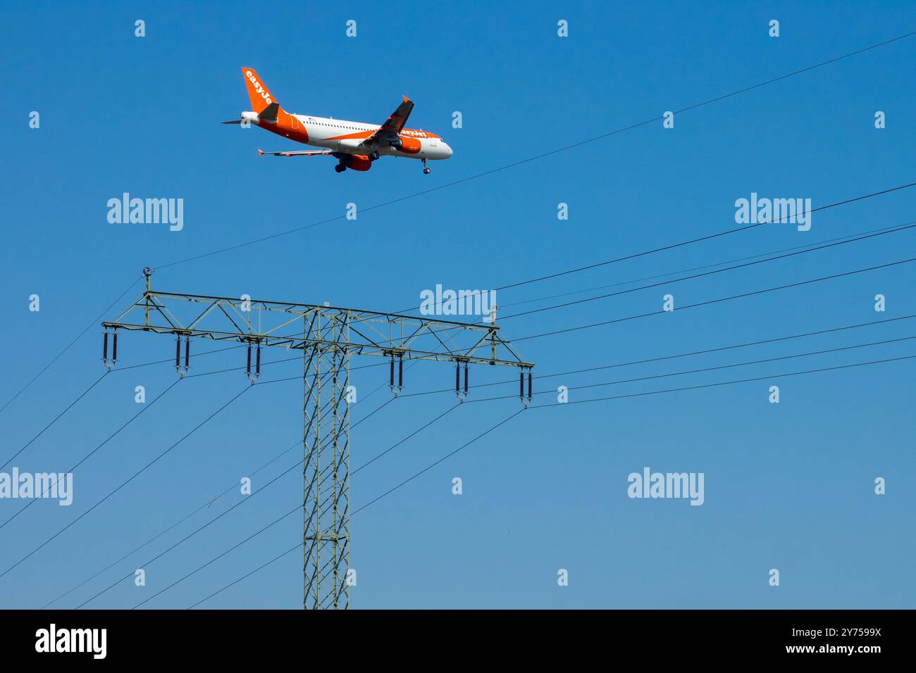 Airbus A320 EasyJet Landing Approaching Flying Jetliner Passenger ...