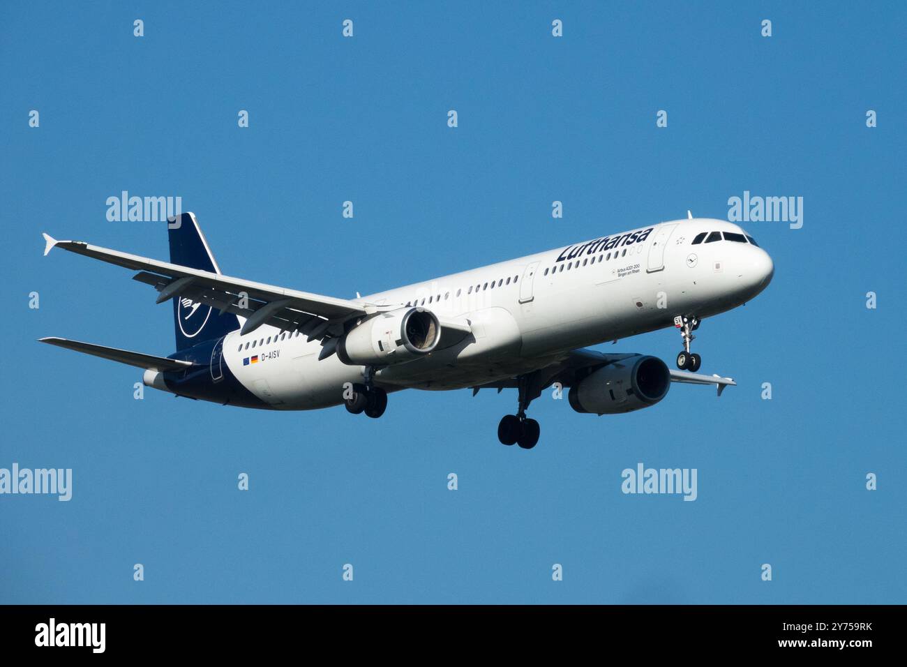 A Lufthansa Airbus A321 is approaching Berlin Lufthansa aircraft flying ...