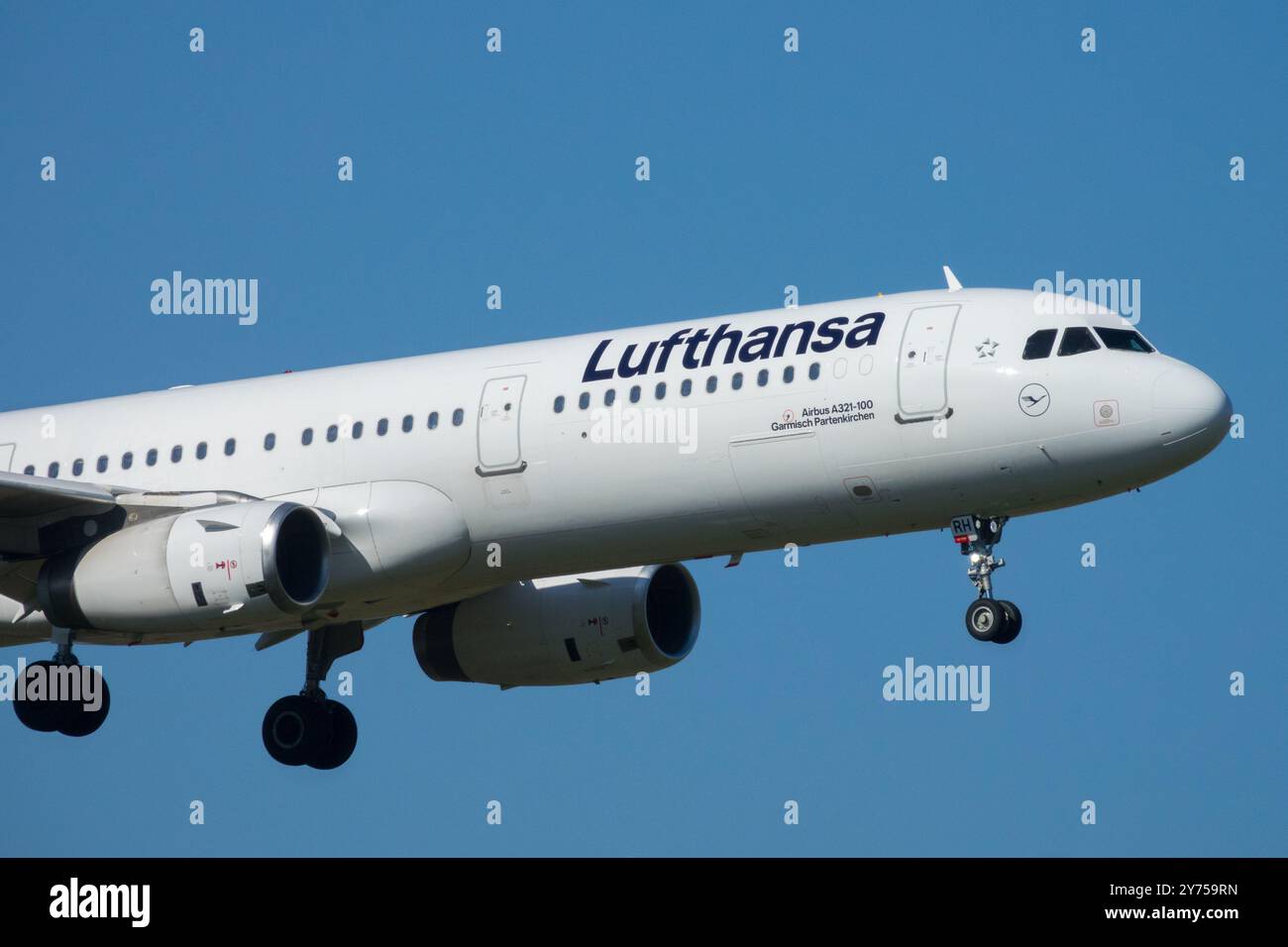 A Lufthansa Airbus A321 is approaching Berlin Lufthansa plane landing ...