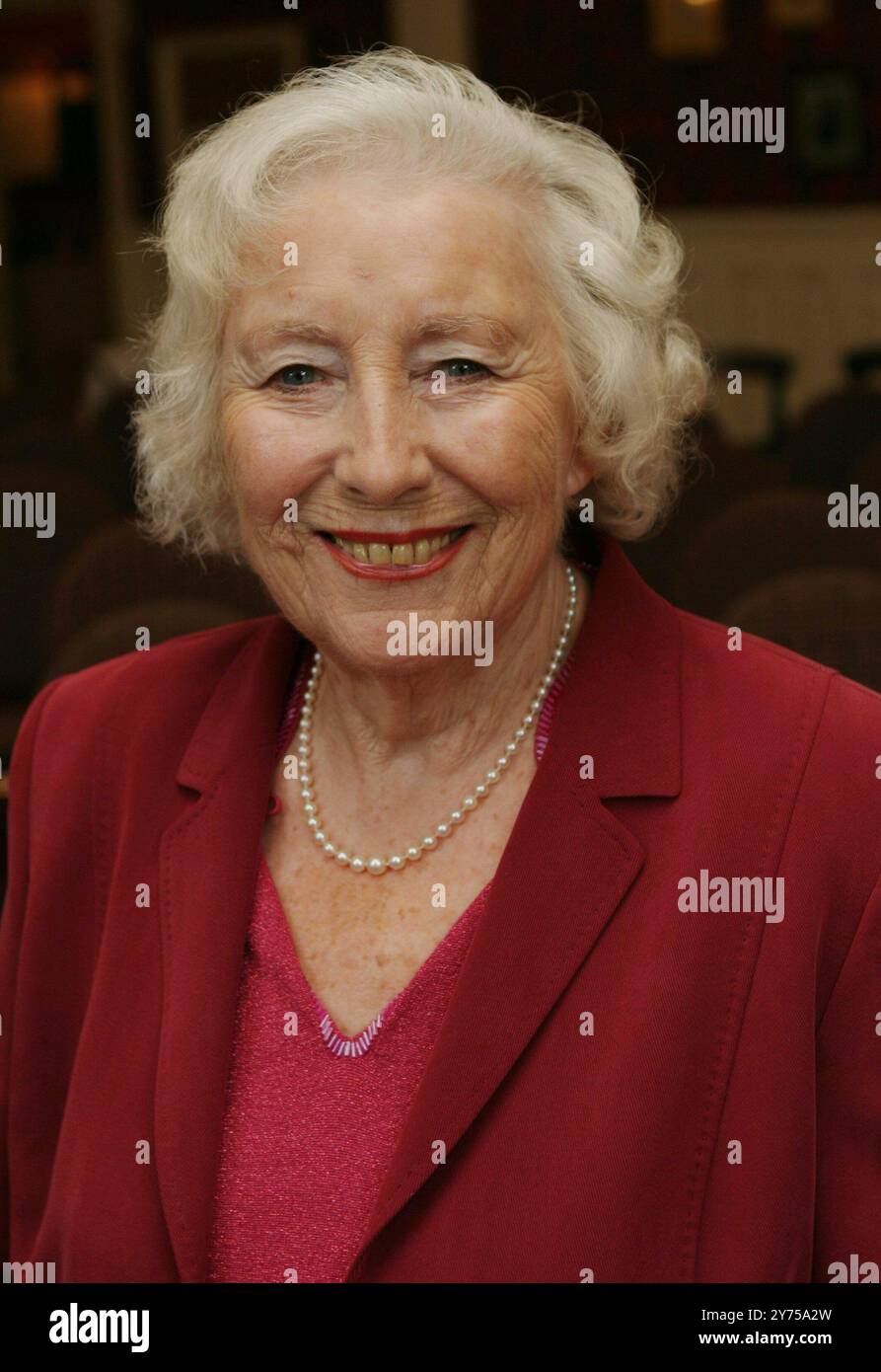 The singer and wartime sweetheart Vera Lynn Stock Photo - Alamy
