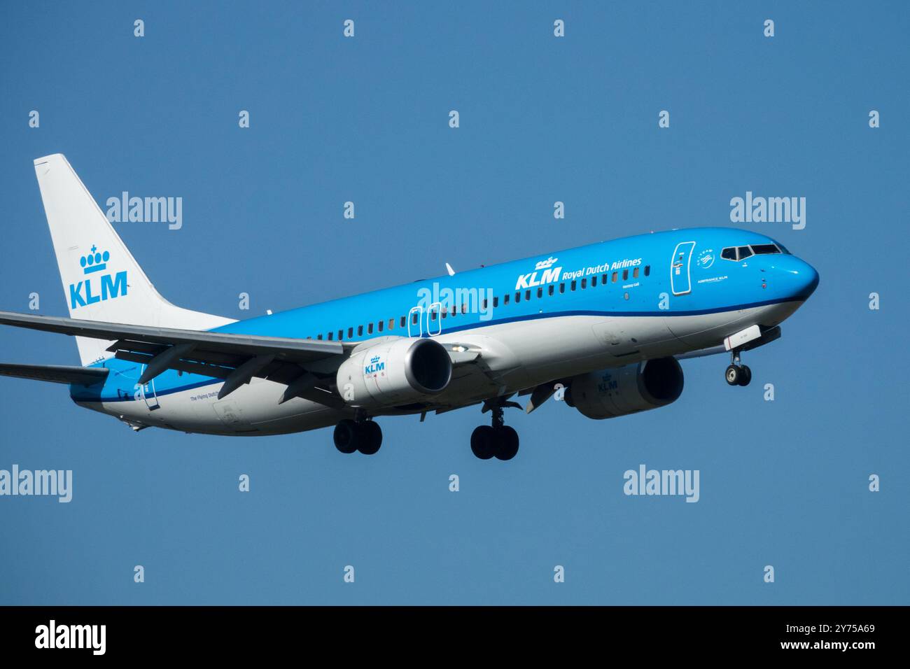 Boeing 737 klm approaching landing hi-res stock photography and images ...