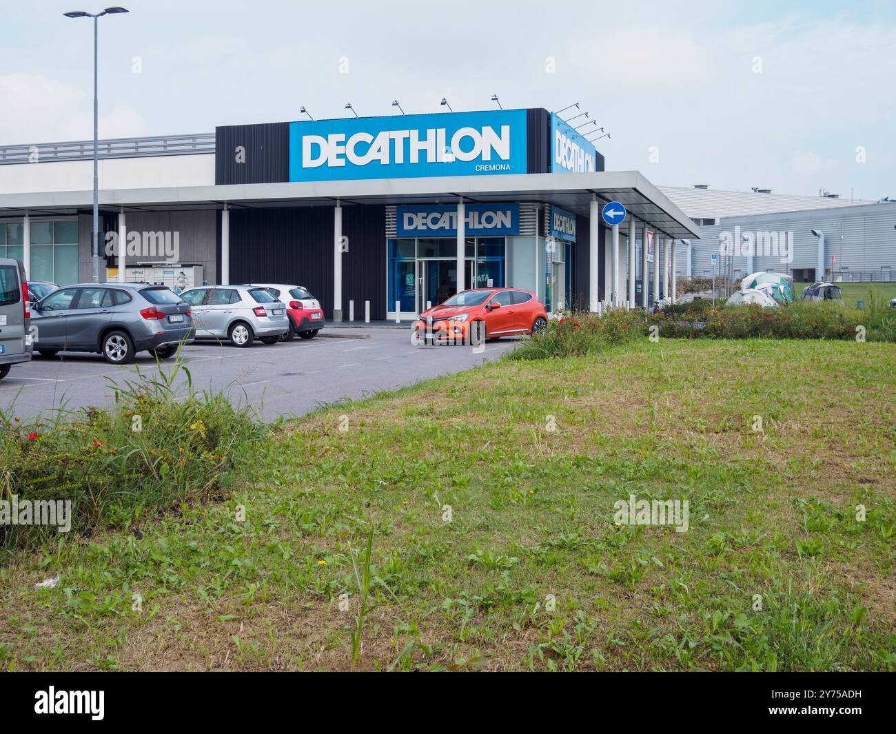 Entrance decathlon brand sports hi-res stock photography and images - Alamy