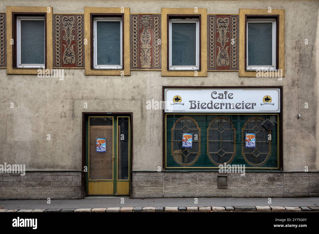 Abandoned cafe hi-res stock photography and images - Alamy