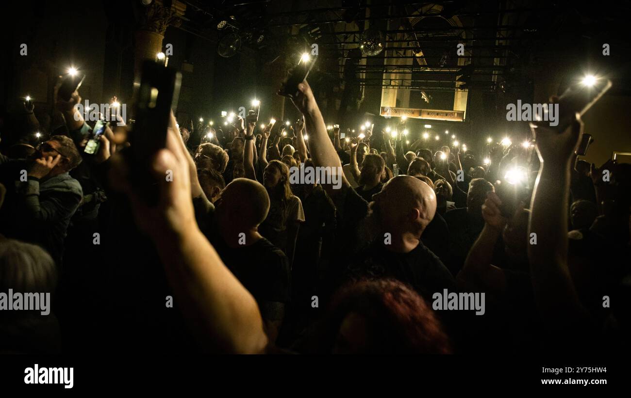 Live band audience small venue hi-res stock photography and images - Alamy