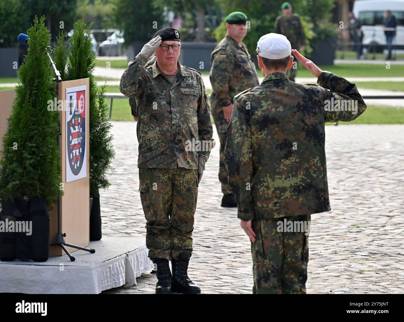 19 September 2024, Thuringia, Erfurt: Georg Oel (r), Colonel and ...