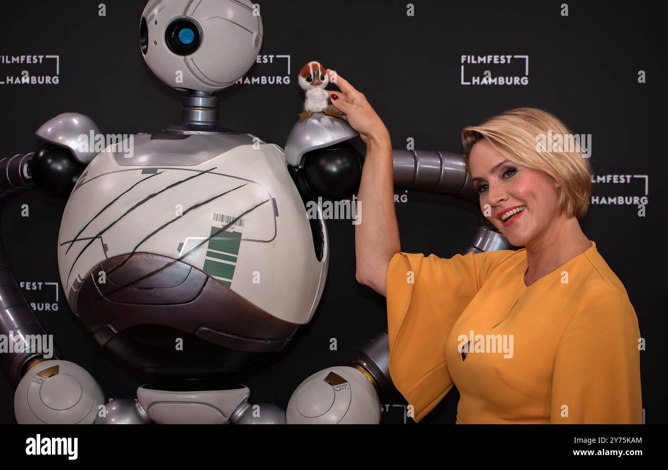 Filmfest Hamburg Judith Rakers mit dem Roboter Rozzum 7134 am 27.09. ...