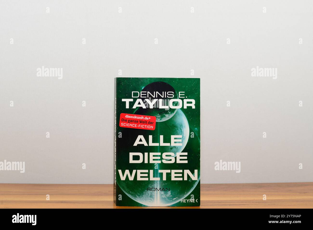 Dennis E. Taylor-All These Worlds, German edition Stock Photo - Alamy