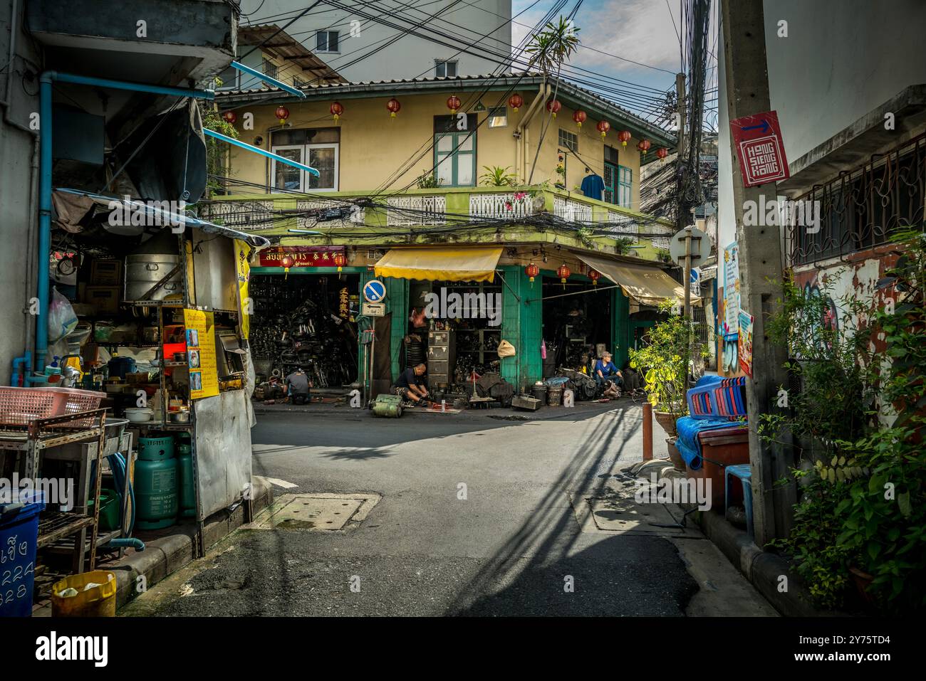 Backstreet garage in Chinatown, Bangkok Thailand Stock Photo - Alamy