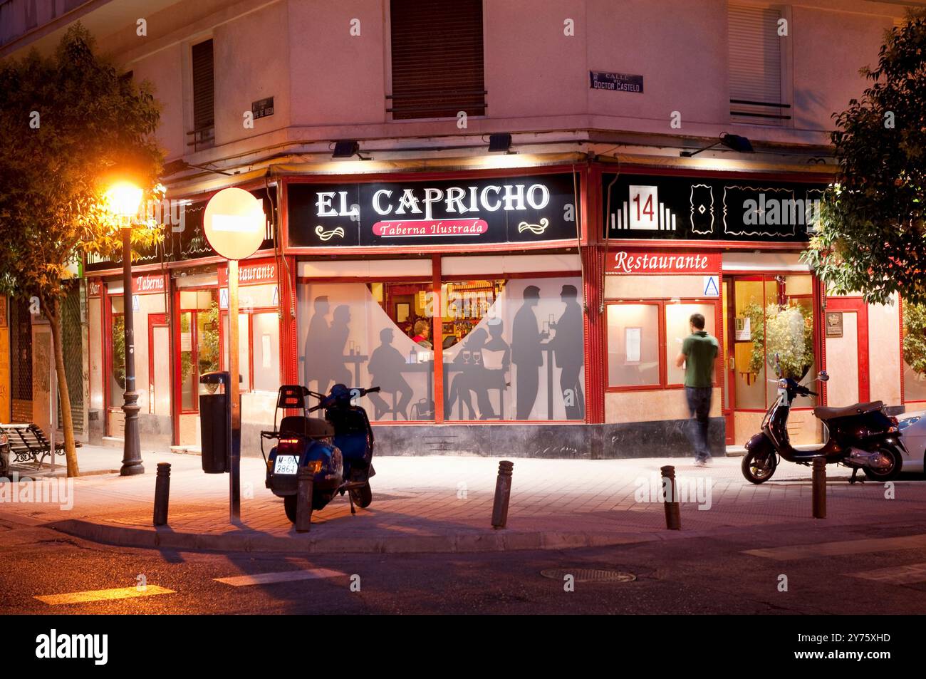 El Capricho tavern, night view. Madrid. Spain Stock Photo - Alamy