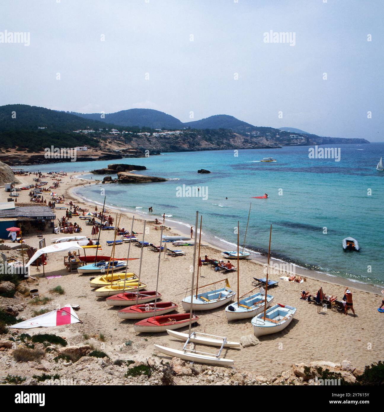 Badende im Meer am Strand von Cala Tarida auf Ibiza, Spanien um 1982 ...