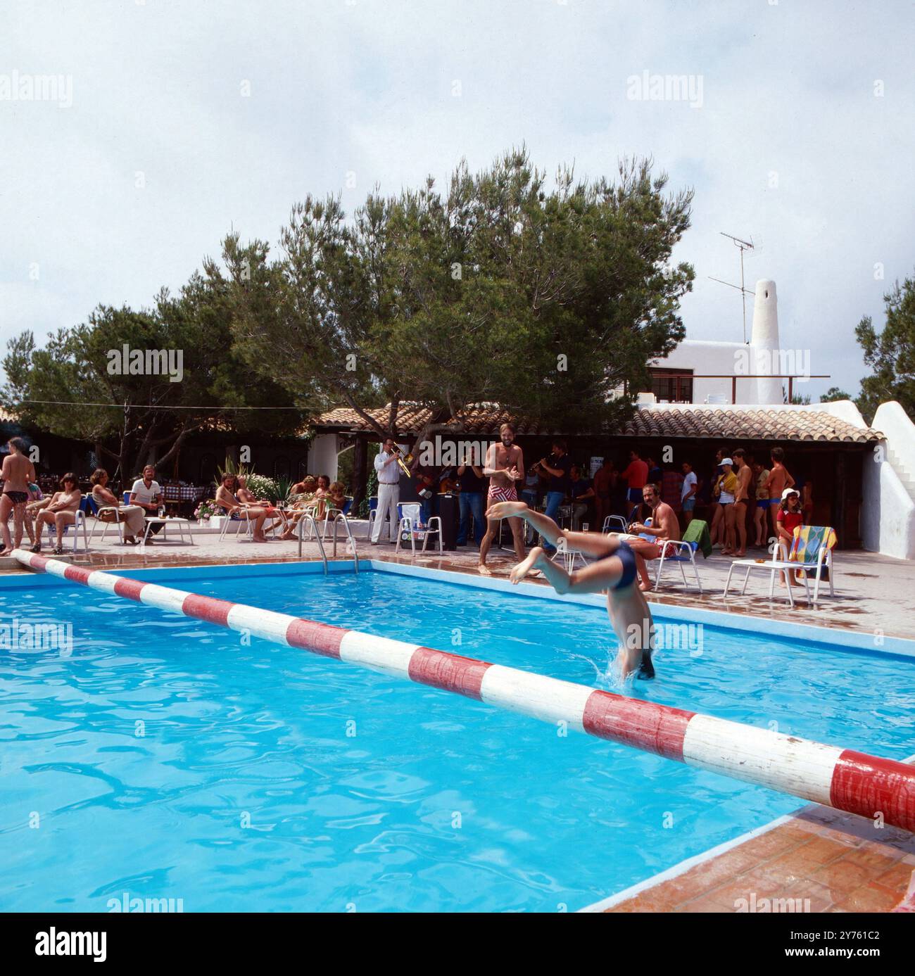 Toben im Pool von Club Cala Pada auf Ibiza, Spanien um 1982 Stock Photo ...