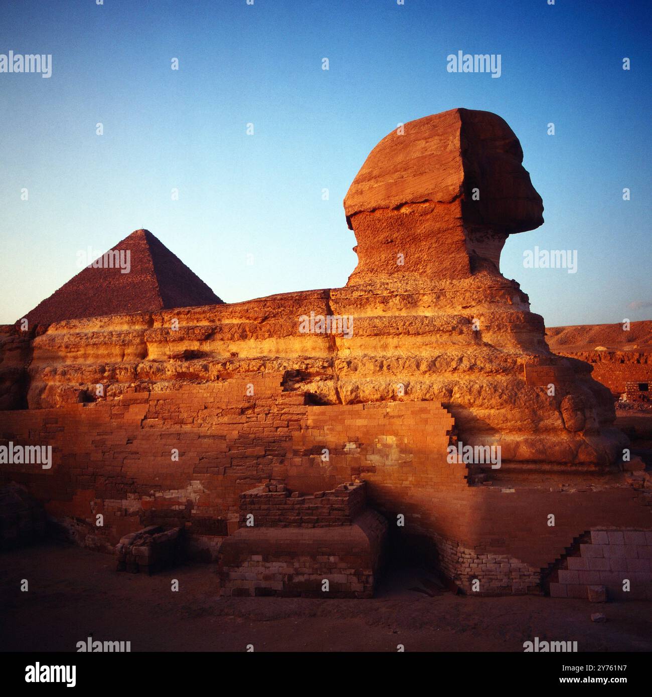 Große Sphinx von Gizeh, im Hintergrund die Pyramide des Cheops, beim ...