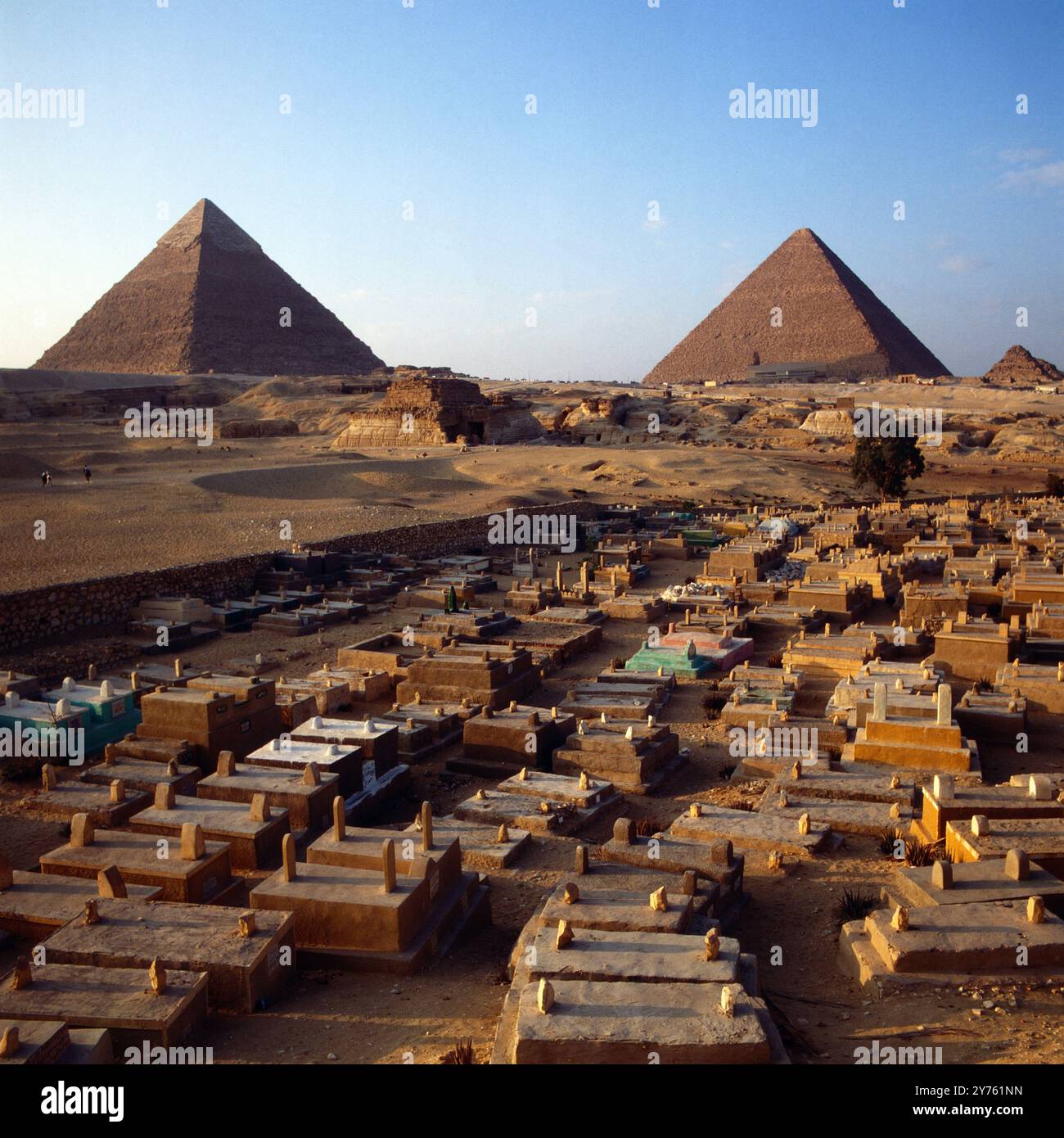 Pyramide im friedhof hi-res stock photography and images - Alamy