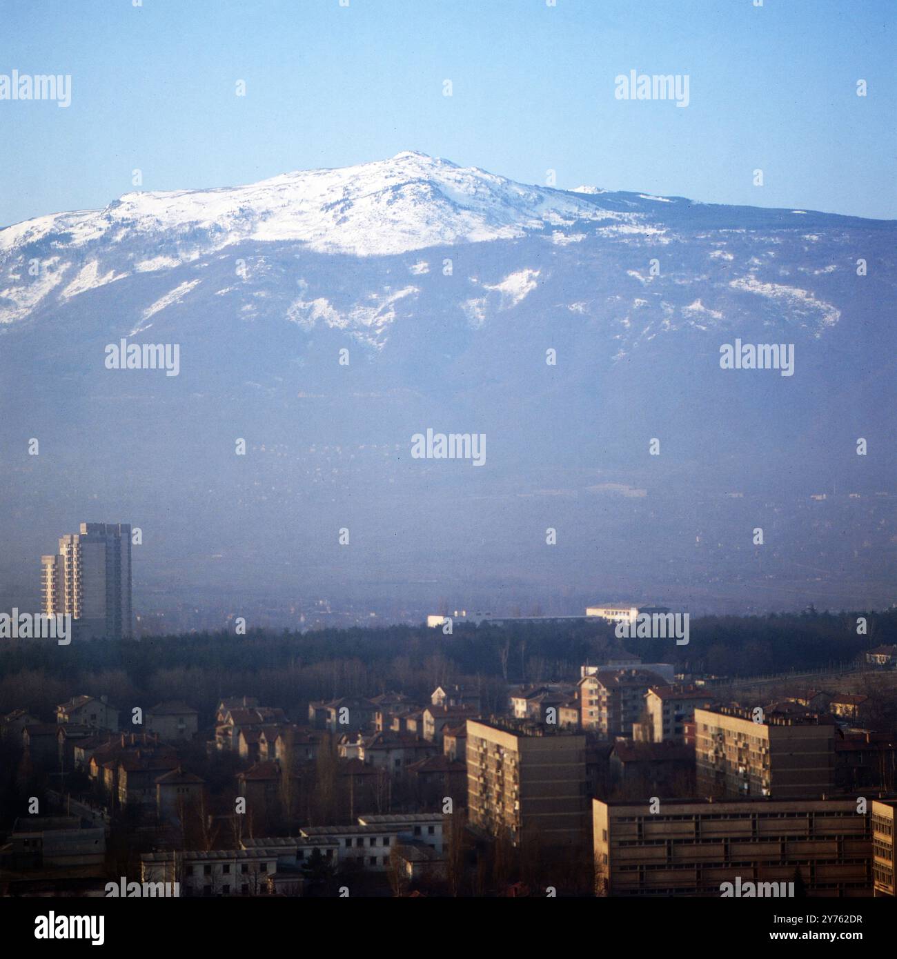 Im Hintergrund der Hauptstadt Sofia erhebt sich das Witoscha Gebirge in ...