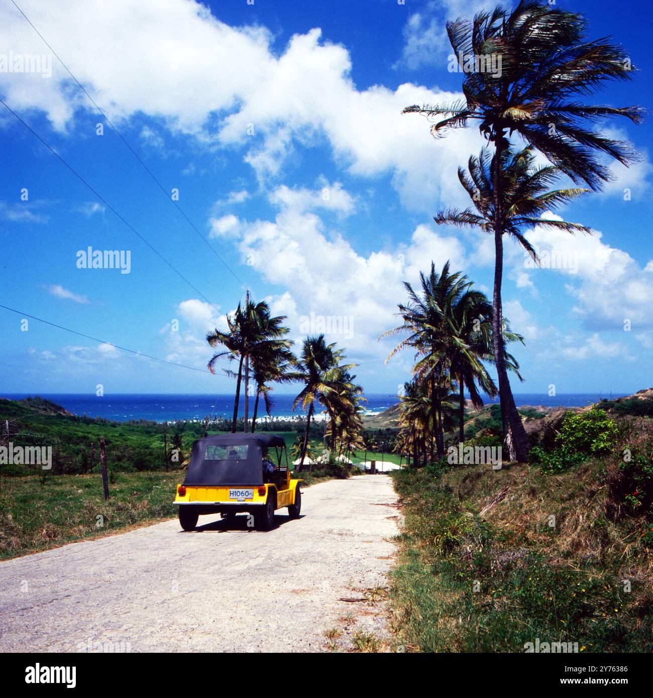 Touristen mit dem Mini Moke unterwegs auf Barbados, um 1985 Stock Photo ...