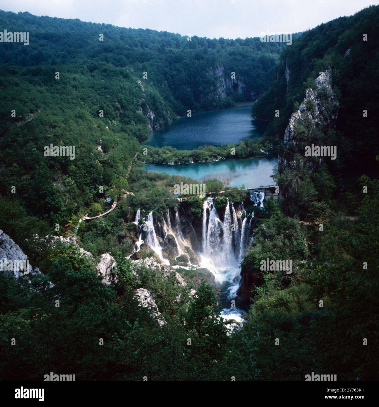 Wasserfall im Nationalpark Plitvicer Seen in der Region Kroatien, Jugoslawien um 1981 Stock ...