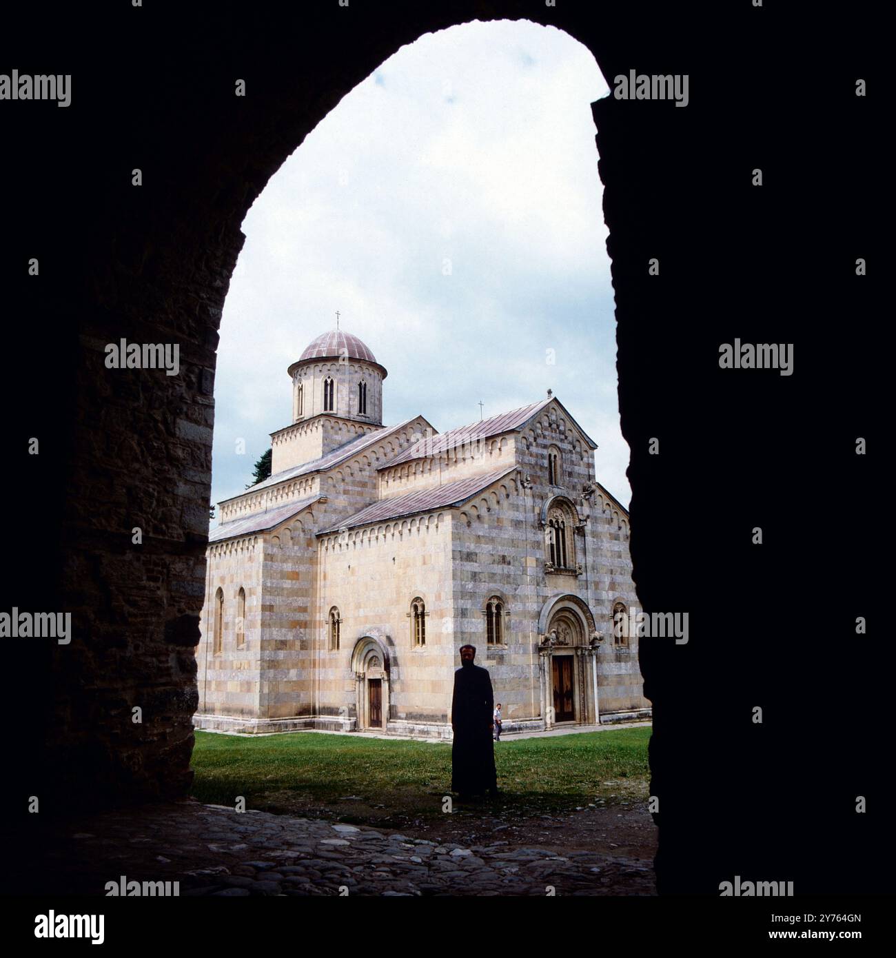 Ein Mönch vor dem Kloster Visoki Decani (Dečani; Manastiri i Deçanit ...