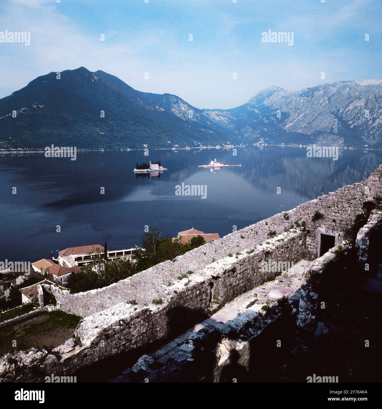 Der Blick von Perast auf die Inseln Sveti Dorde (Đorđe) (re.) und Gospa ...