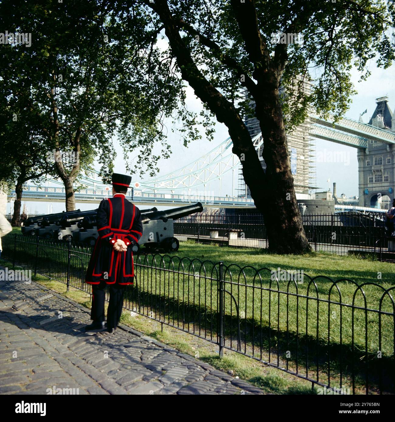 Yeoman-Wärter/Beefeater des Tower of London vor den Kanonen an der ...
