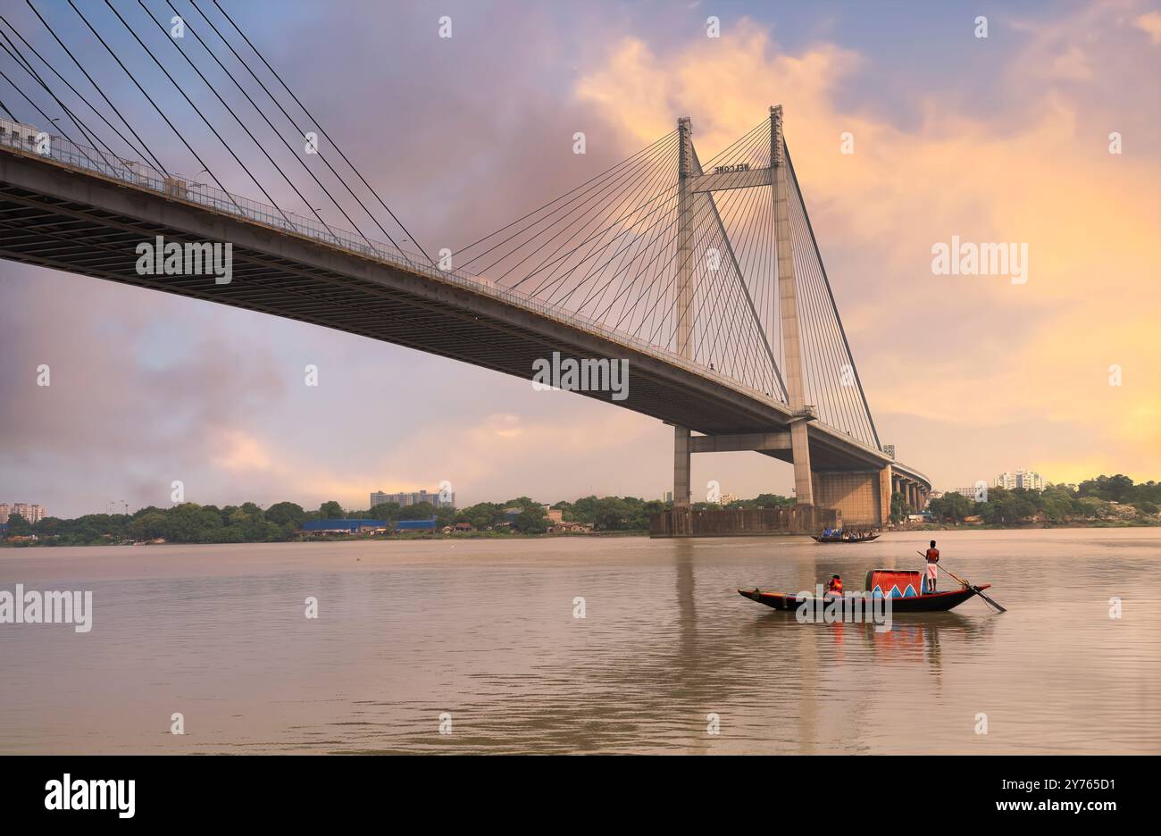 Beautiful sunset bridge boats hi-res stock photography and images - Alamy