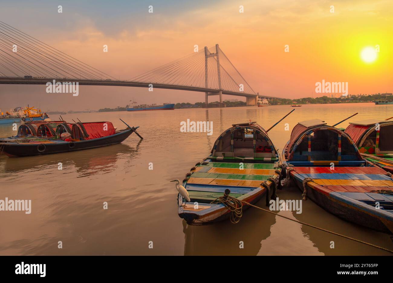 Boats on river Ganes with view of the cable stayed Vidyasagar Setu ...