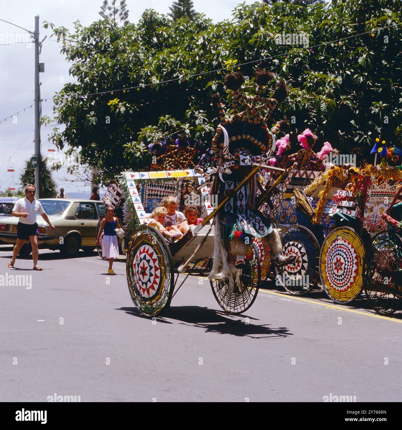 Touristienrikschas in der Marine Parade an der Promenade von Durban ...