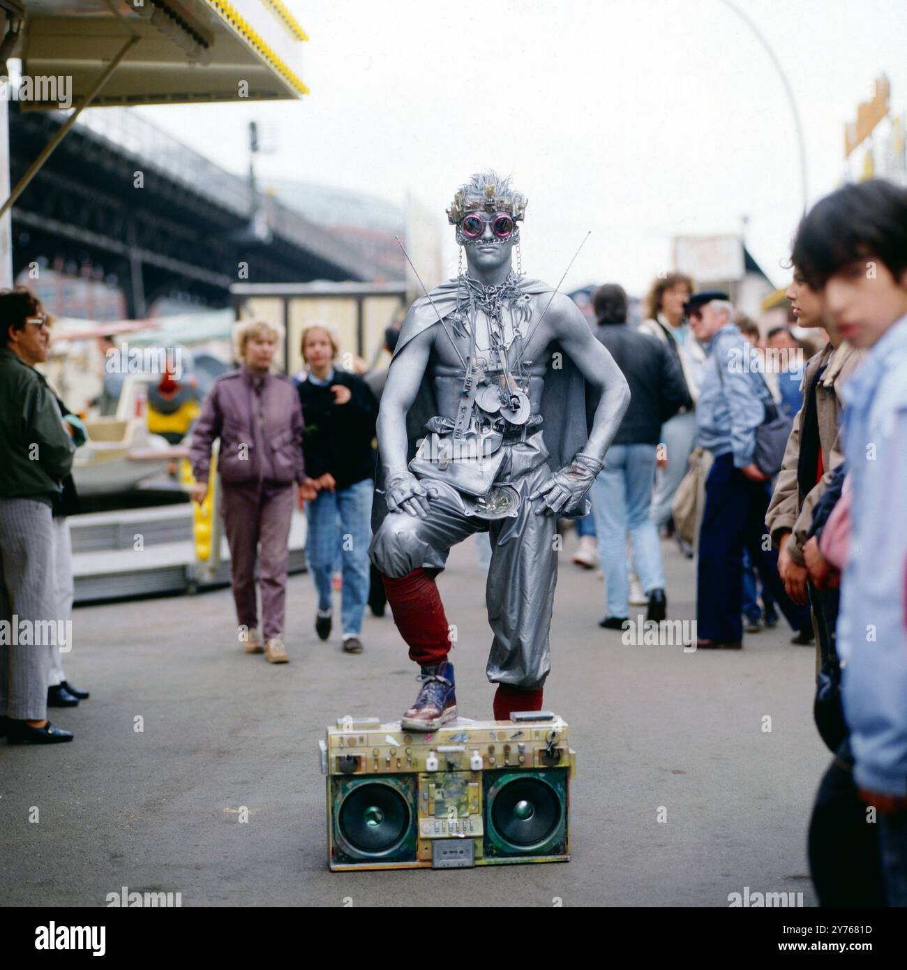 "Silbermann Bobby", Hamburger Original, mit seiner Boombox, Hamburg um ...