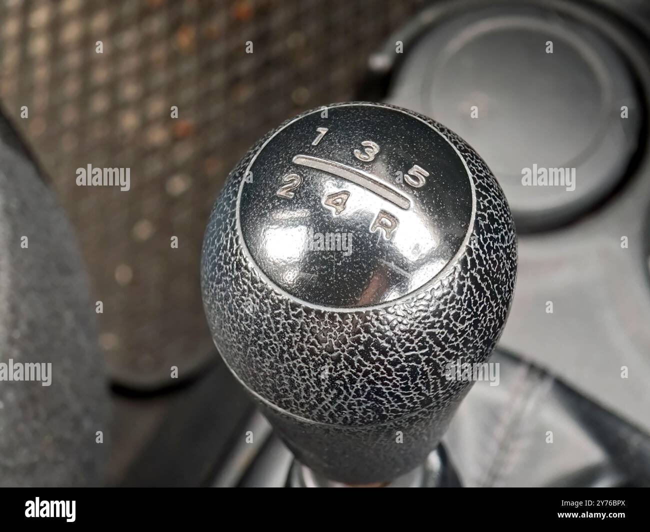 Gear stick top 5 gears gearbox gear shift knob in an older car extreme ...