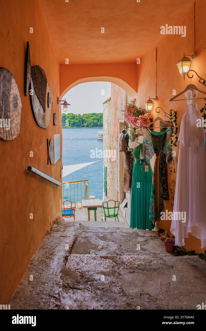 Clothing hinting hi-res stock photography and images - Alamy