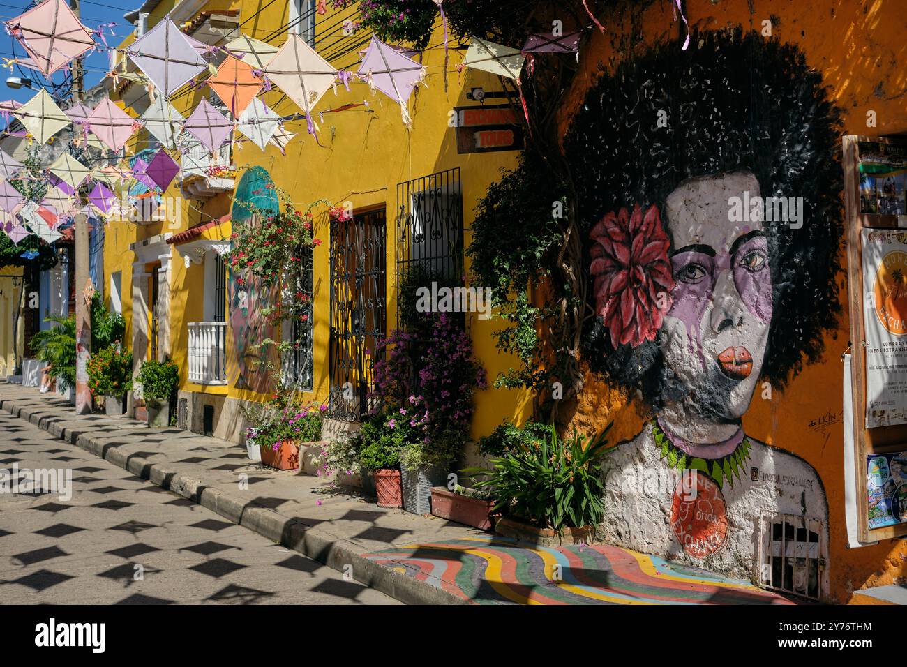 Colorful green wall in Getsemani, Cartagena, Colombia Stock Photo - Alamy