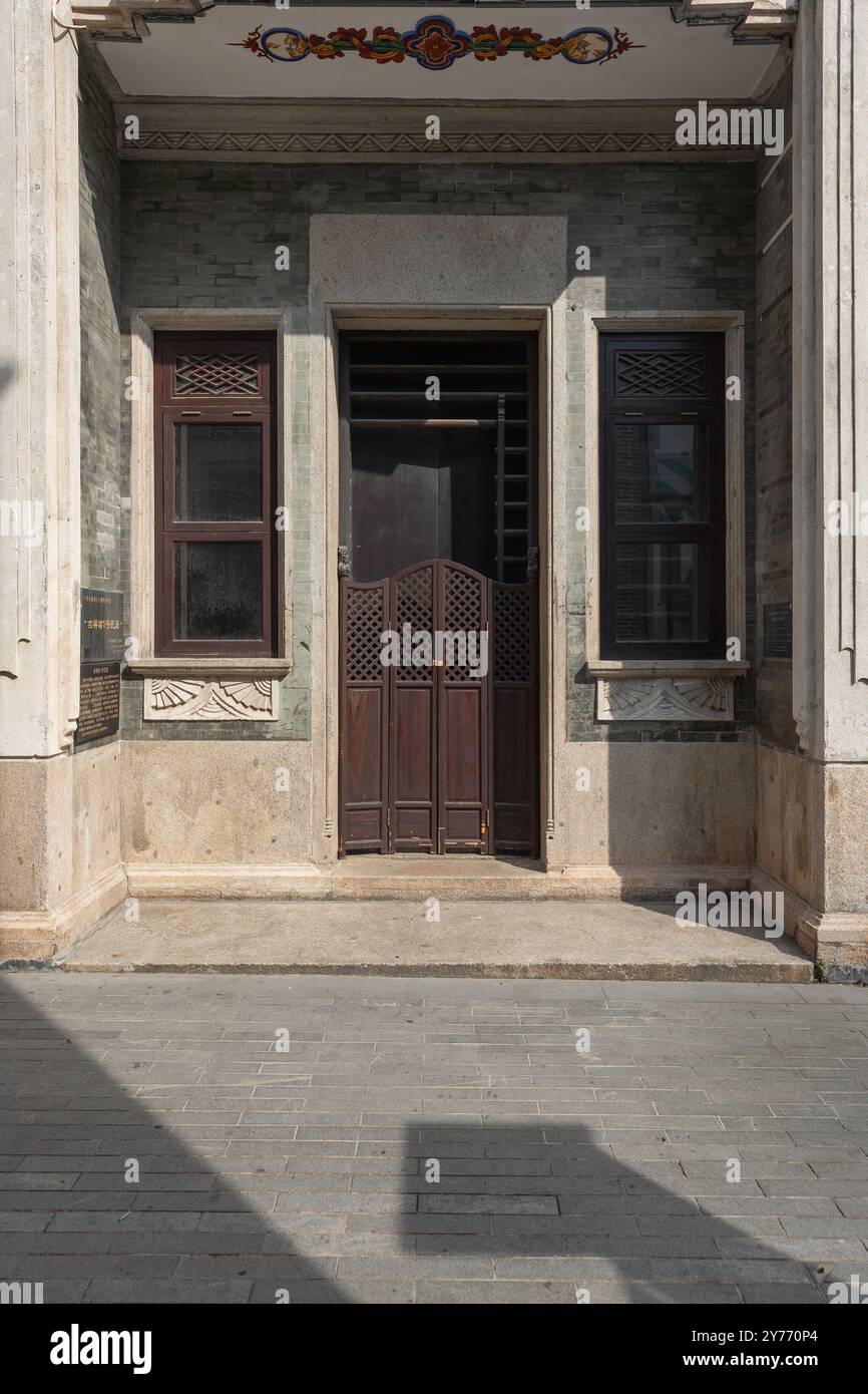 Old Chinese house in Guangzhou China Stock Photo - Alamy