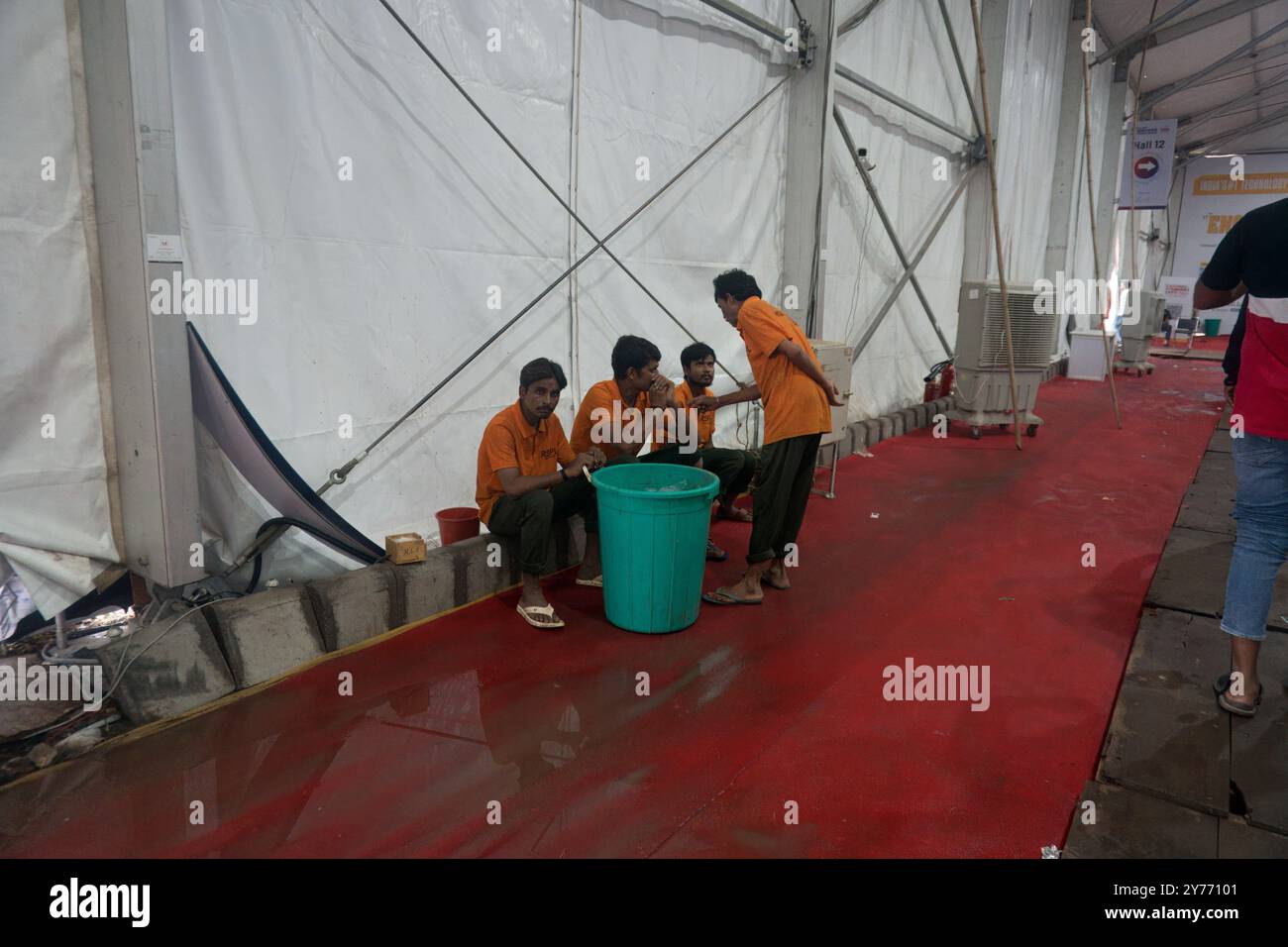 India oil plant workers hi-res stock photography and images - Alamy