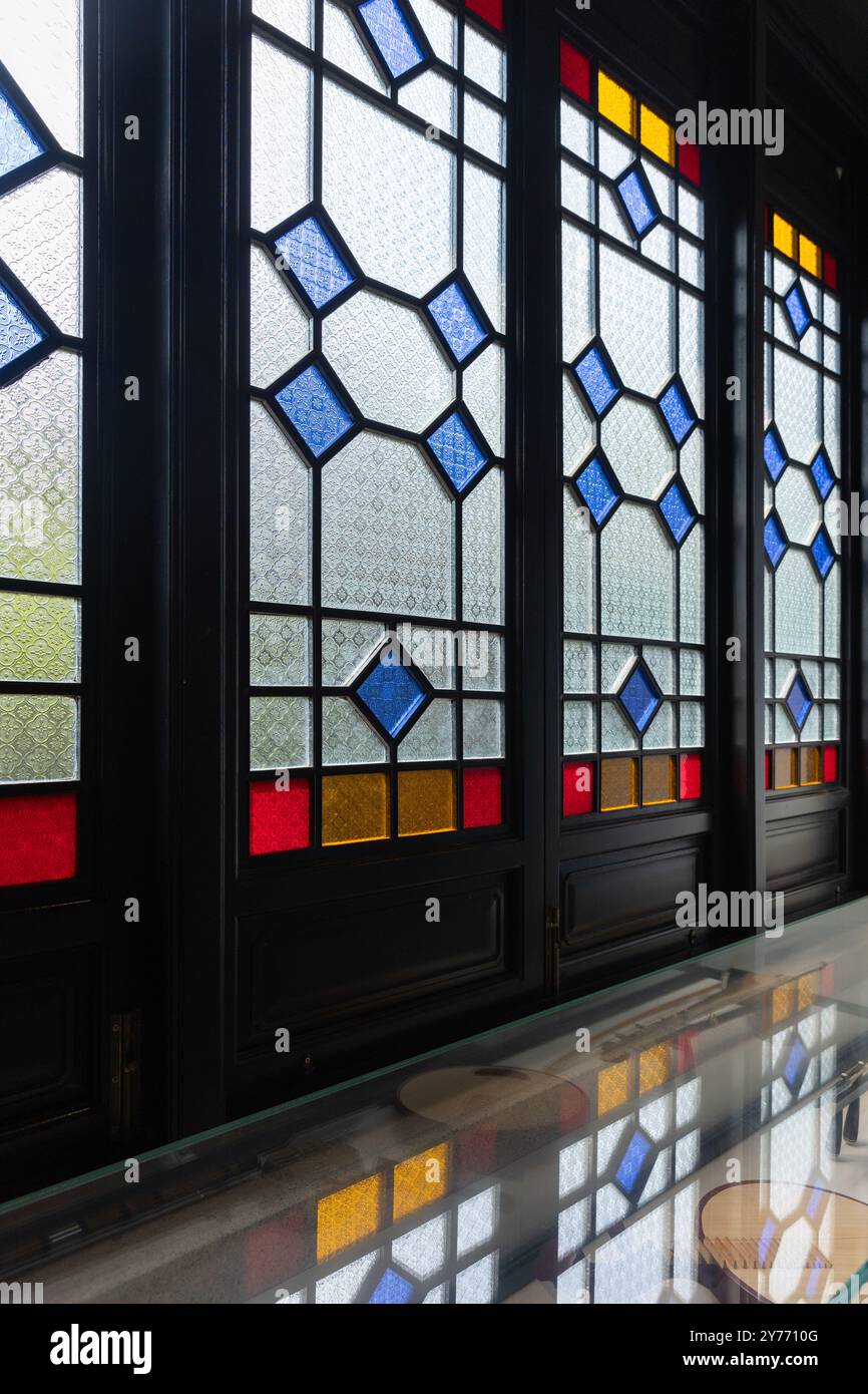 Chinese stained glass window hi-res stock photography and images - Alamy