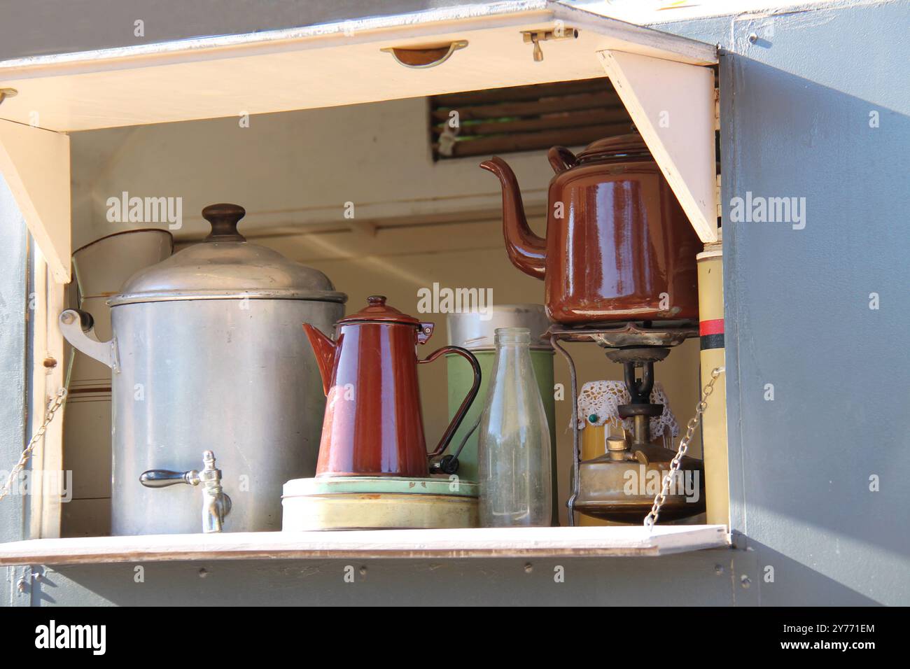 Serving hatch hi-res stock photography and images - Alamy