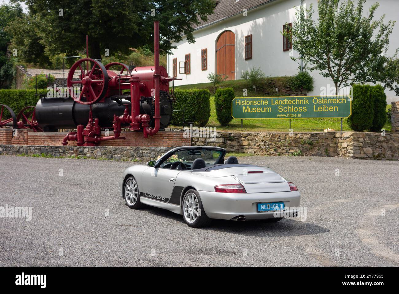 Porsche 911 rear view in hi-res stock photography and images - Alamy
